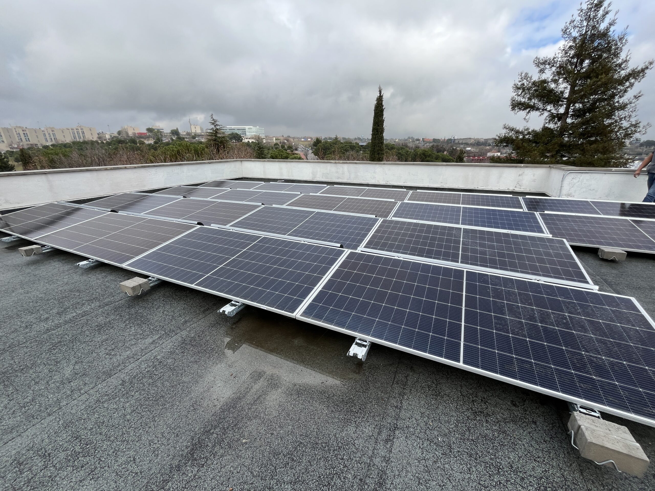 Instalación fotovoltaica de 100 kW para autoconsumo en cubiertas y suelo del centro Santa María ...